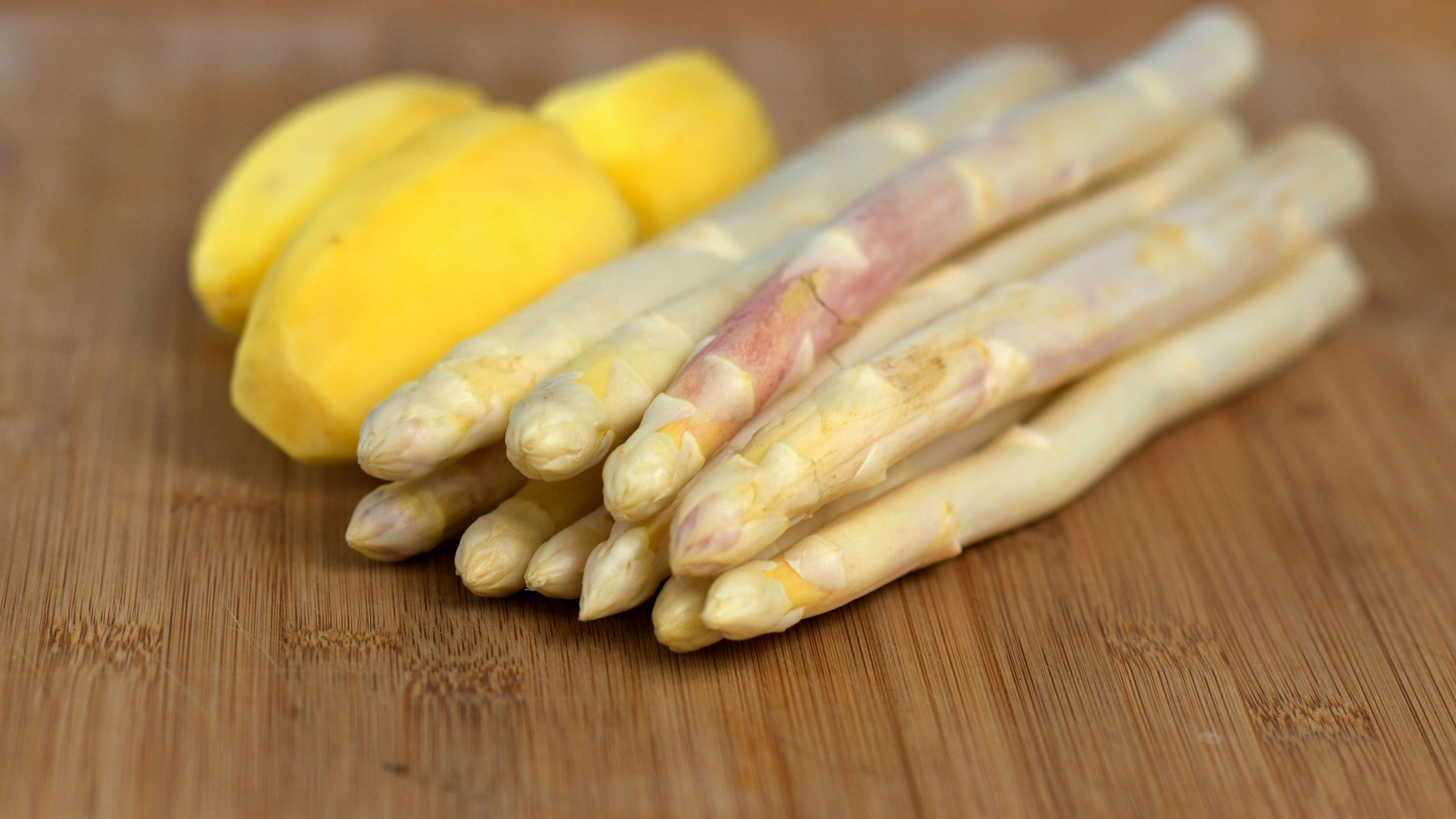 Weißer Spargel aus dem Ofen: Dieses leckere Rezept ist eine echte ...
