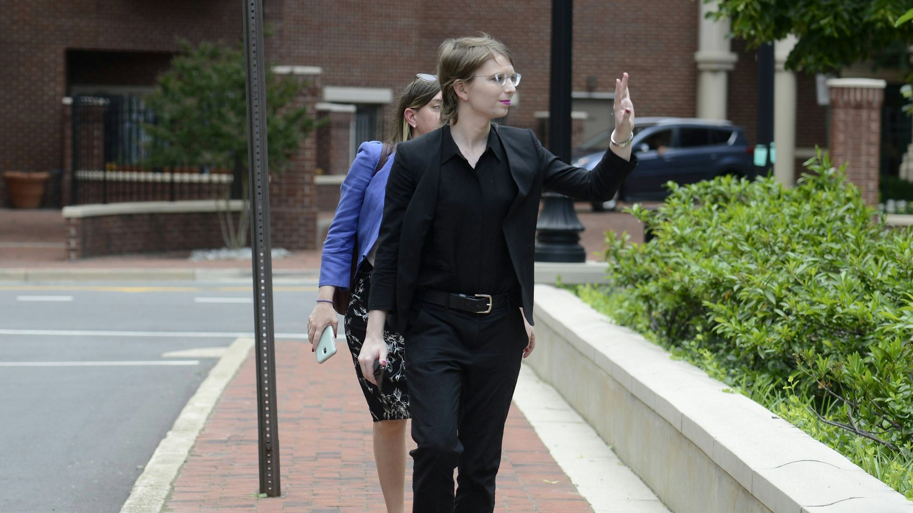 Sie hat zwei Kinder mit Elon Musk: Musikerin Grimes soll mit Wikileaks ...