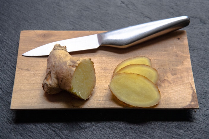 Wie schält mal eigentlich Ingwer? Wie isst man ihn richtig? Und warum ...