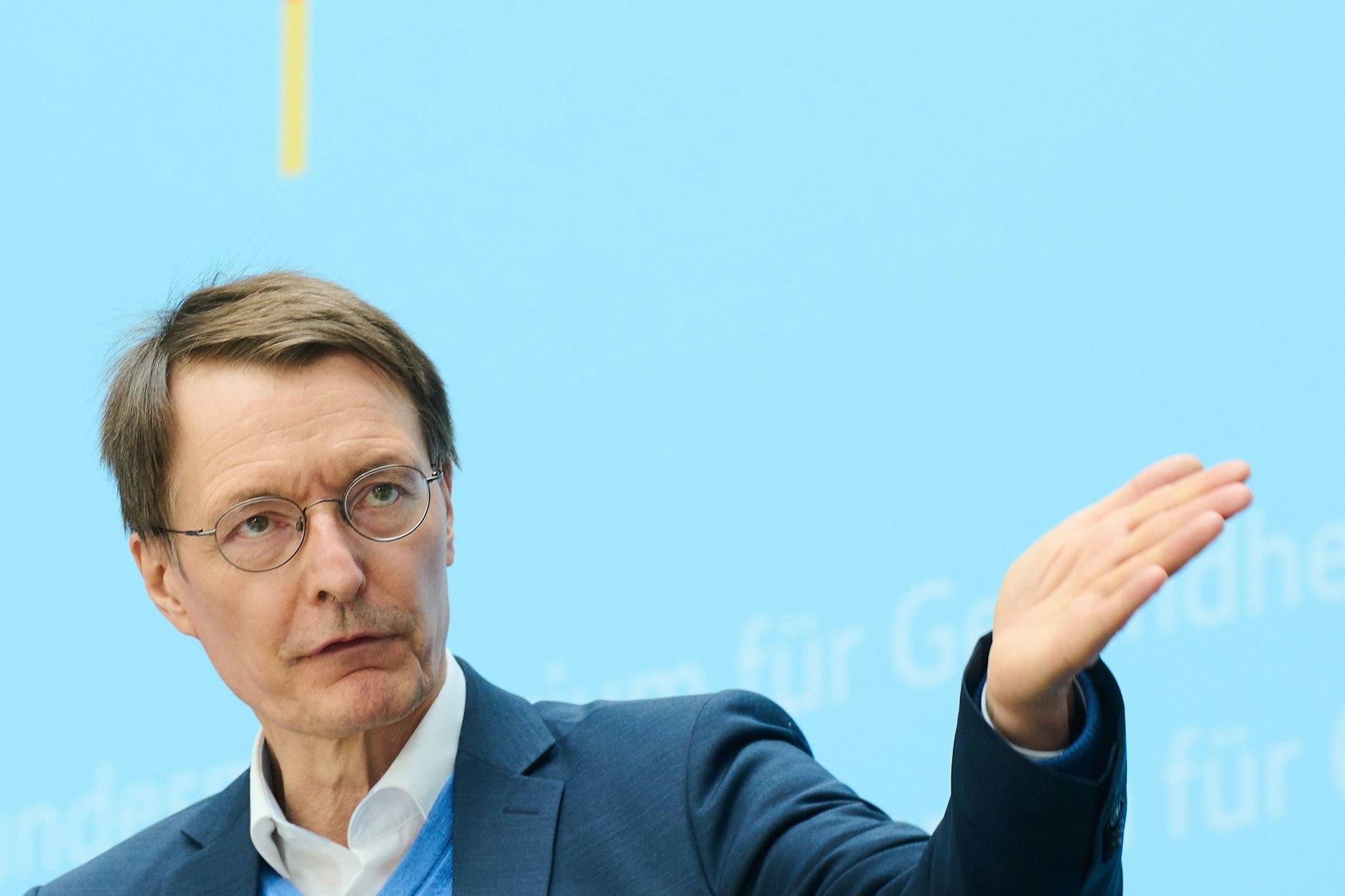 Lauterbach erwägt Maskenpflicht auch für frisch Geimpfte