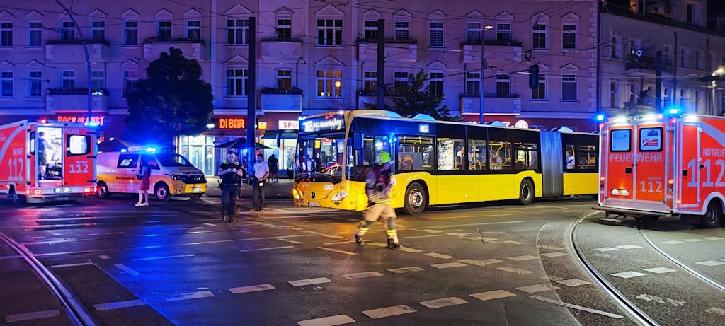Berlin-Oberschöneweide: Auto crasht in BVG-Bus – mehrere Verletzte
