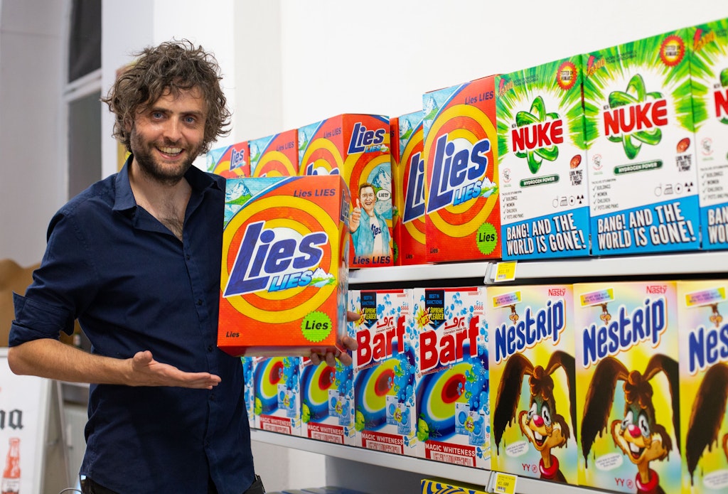 „Subvertising“: Diese Kunst entlarvt die Versprechen der Werbeindustrie