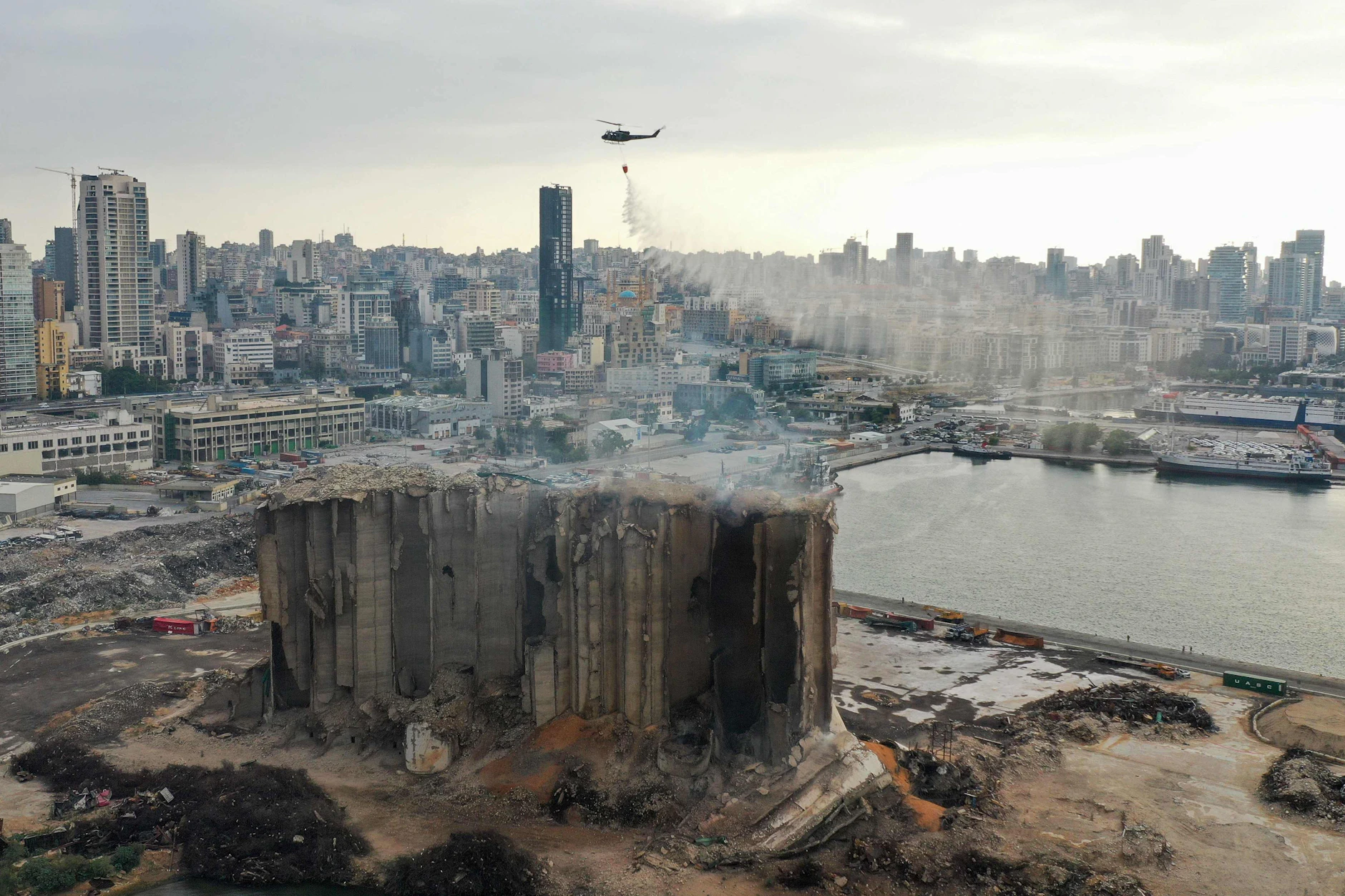 Zwei Jahre nach Explosion: Silos im Hafen von Beirut eingestürzt