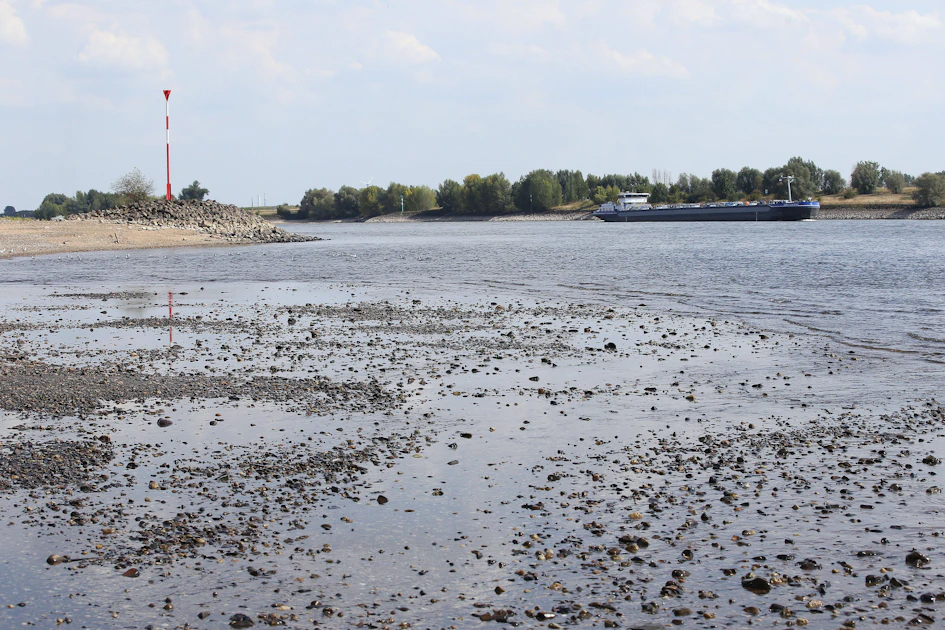Schiff havariert – Rhein zeitweise für Schifffahrt gesperrt, Pegel ...