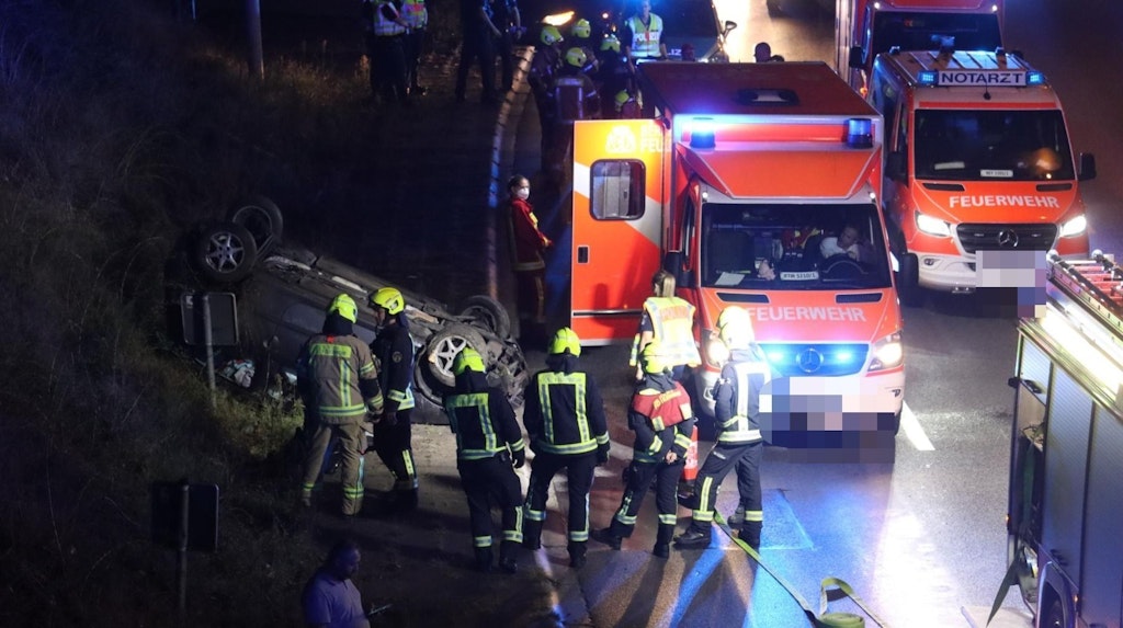 Unfälle in Berlin: Zwei Autos überschlagen sich, mehrere Verletzte