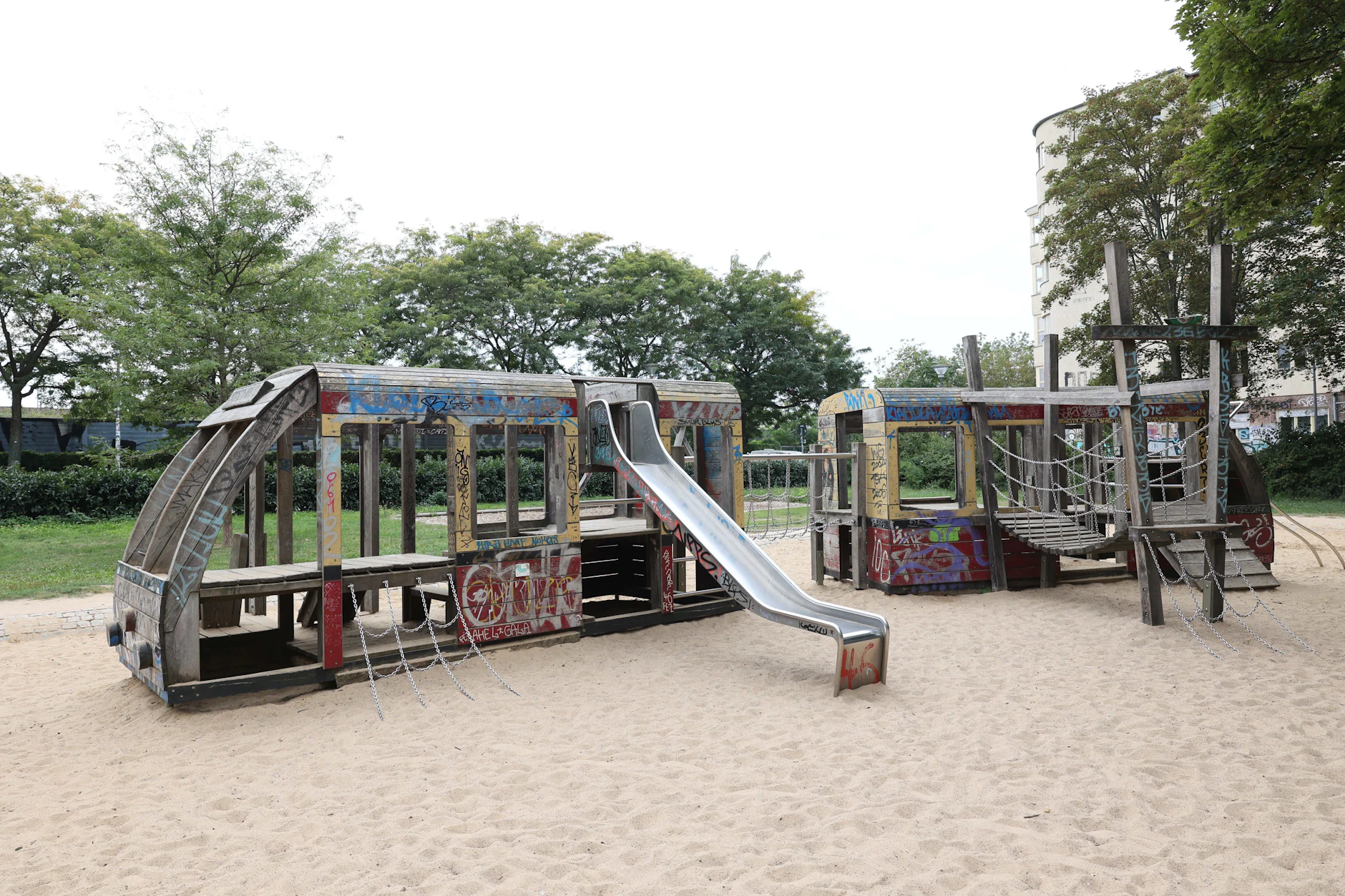 Die Gefahr im Sandkasten: „Dieser Berliner Spielplatz war einmal unser ...