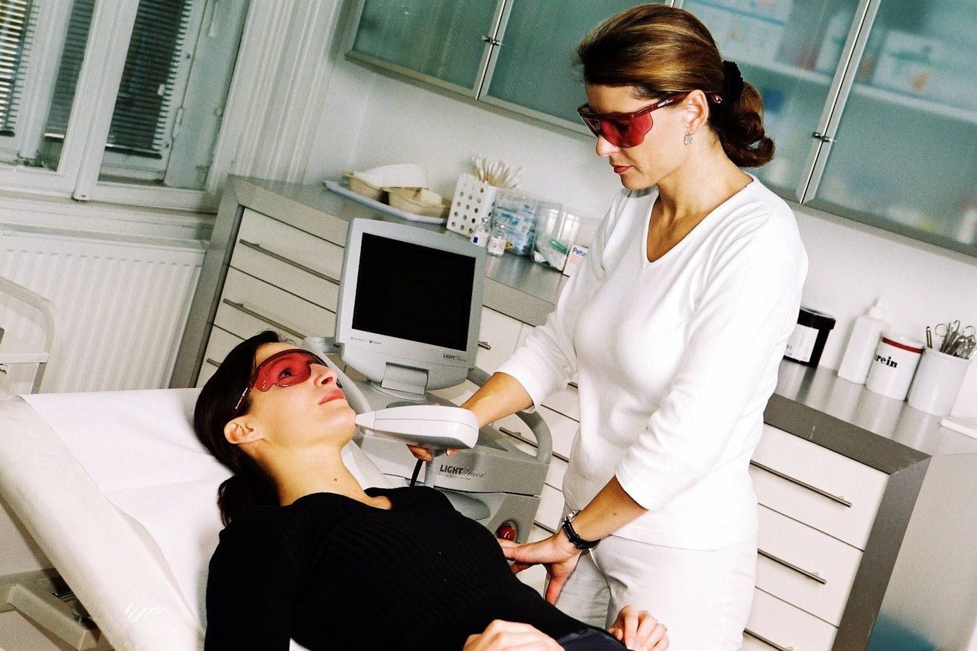 Warum kriegen Frauen einen Damenbart? Und was können sie dagegen tun?