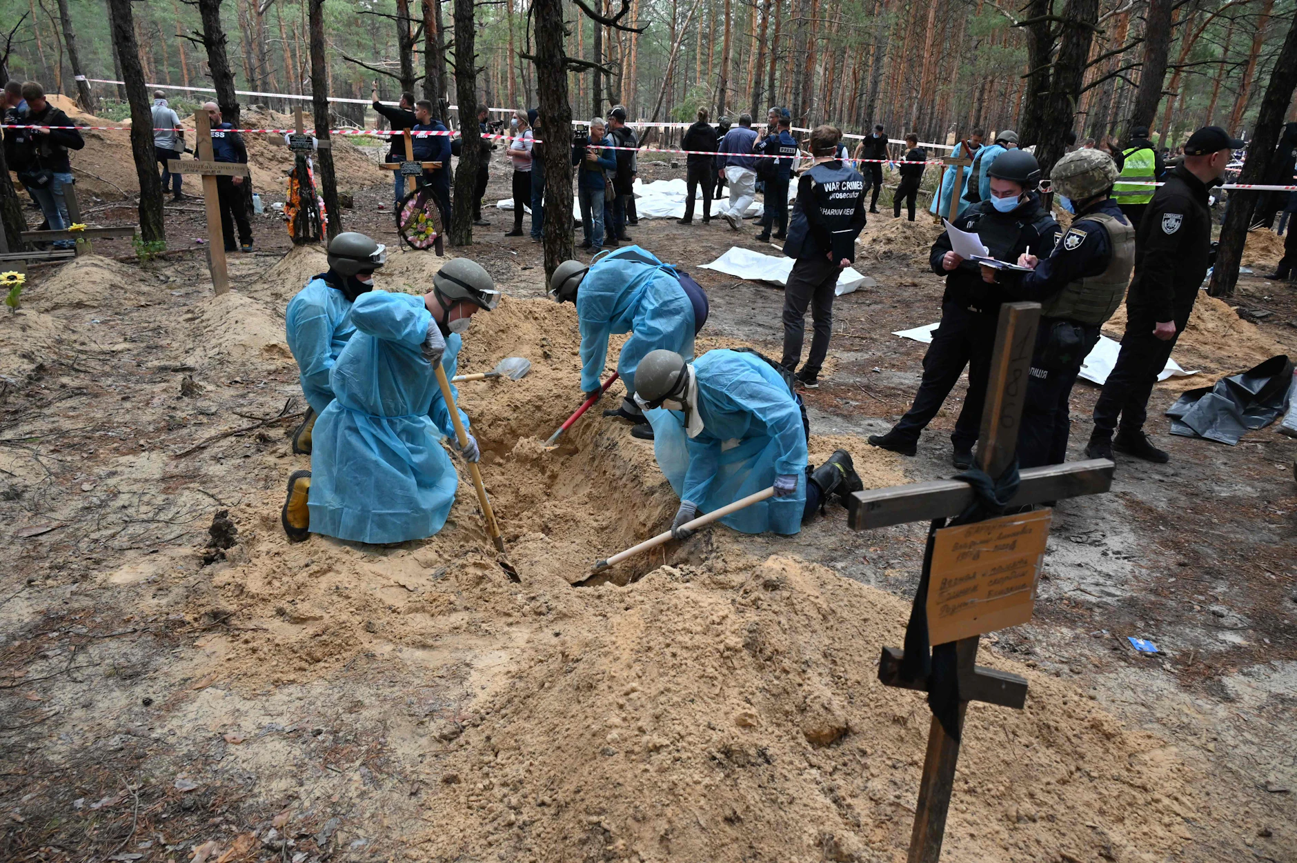 Ukraine: Folterspuren an fast allen exhumierten Leichen in Isjum
