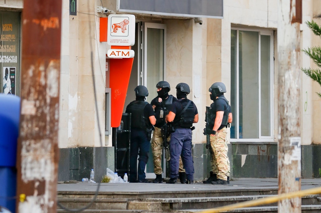 Georgien: Polizei befreit 14 Geiseln aus Bank – Geiselnehmer festgenommen