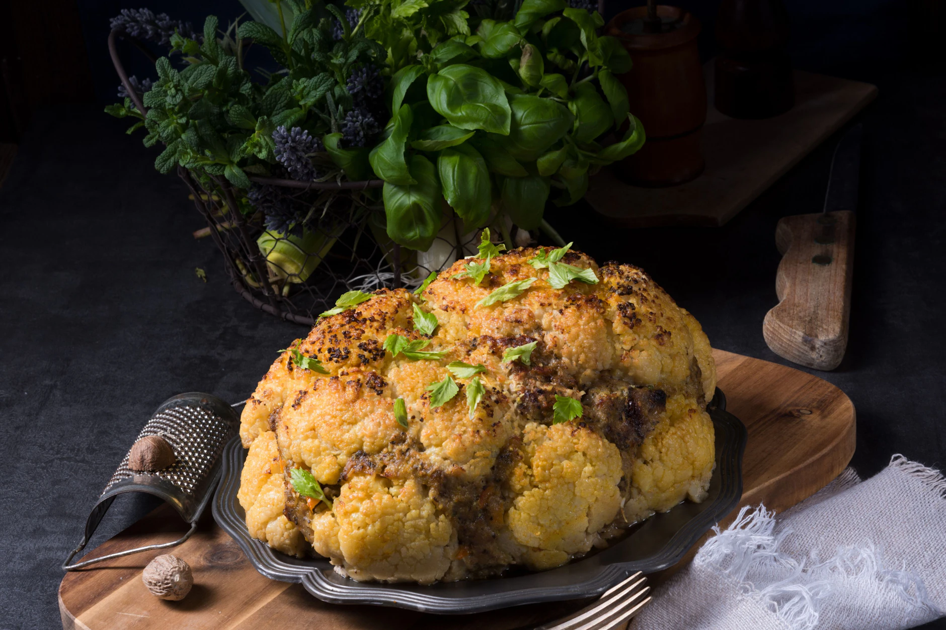 Omas gefüllter Blumenkohl mit Hackfleisch und Hasselback-Kartoffeln ...