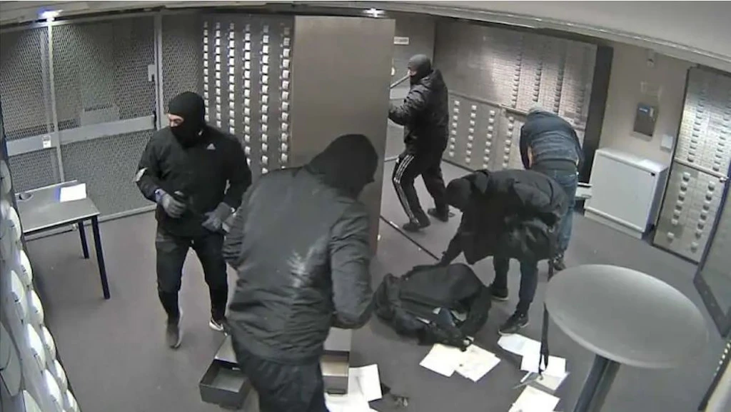 Berliner Polizei erwischt angeklagten Tresorknacker beim Bankeinbruch
