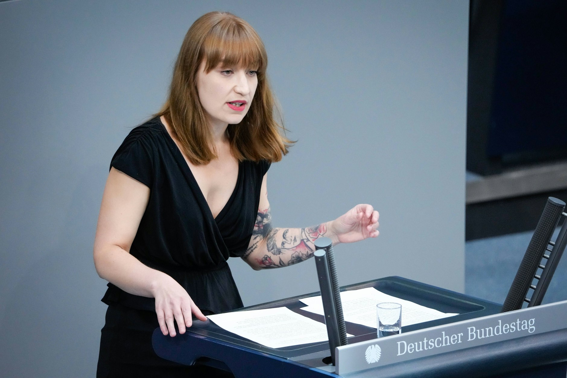 Linken-Politikerin Reichinnek: Am Arm trägt sie ein Tattoo von Rosa ...