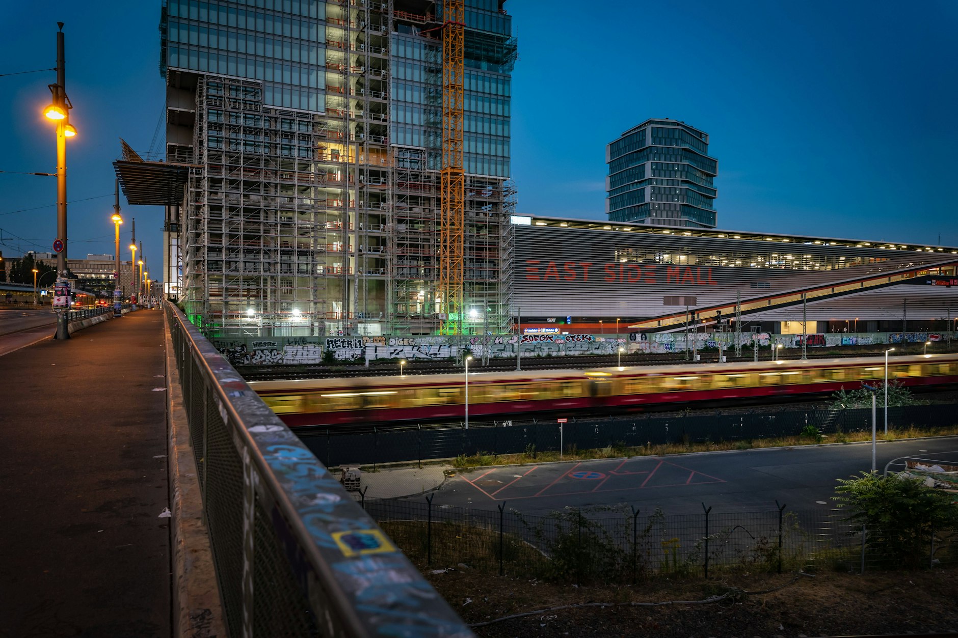 Berlin: Mann hält sich für „Superman“ und springt von Warschauer Brücke