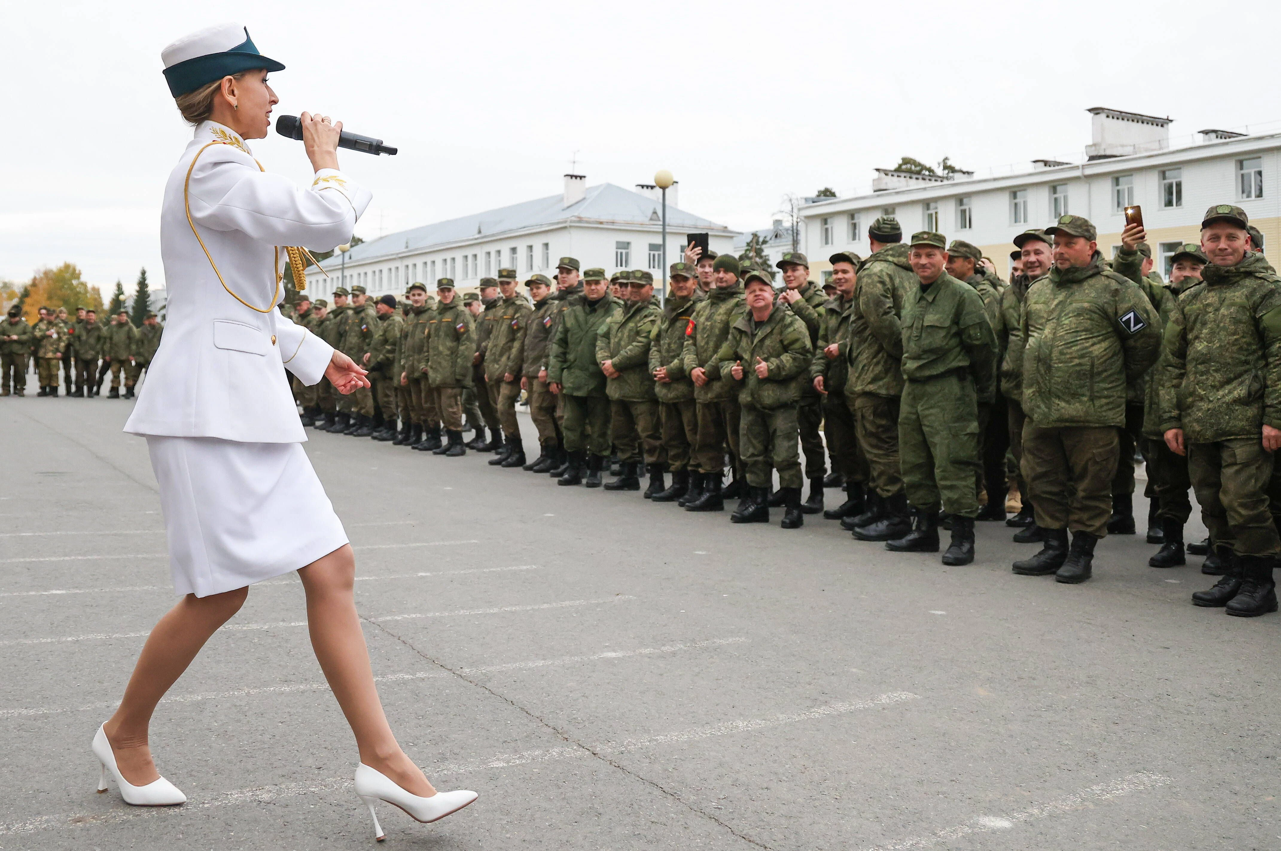 Bizarre Show für russische Reservisten: Mit „Lalala“ im Ohr in den Krieg