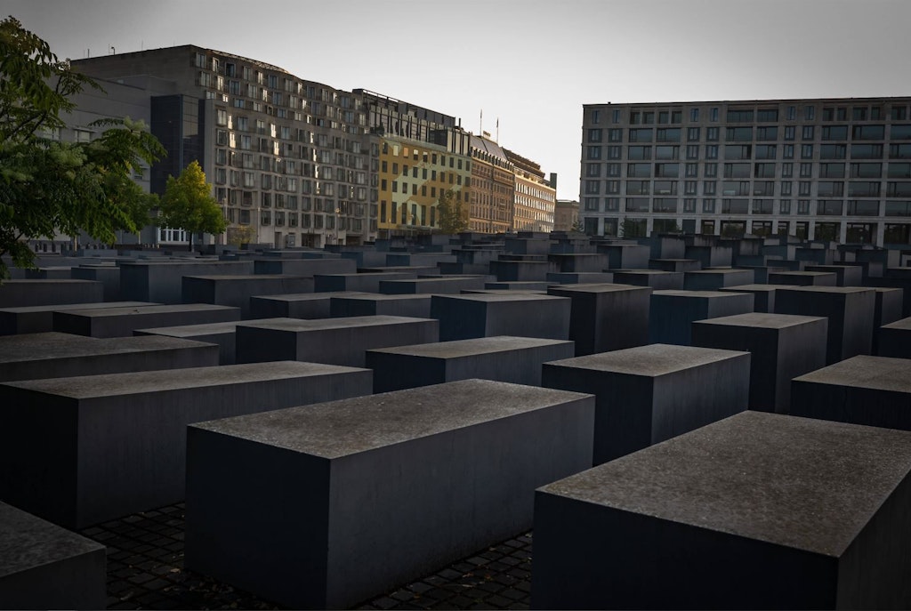 „Holen unsere Heimat zurück“: AfD-Politiker posiert auf Holocaust-Mahnmal