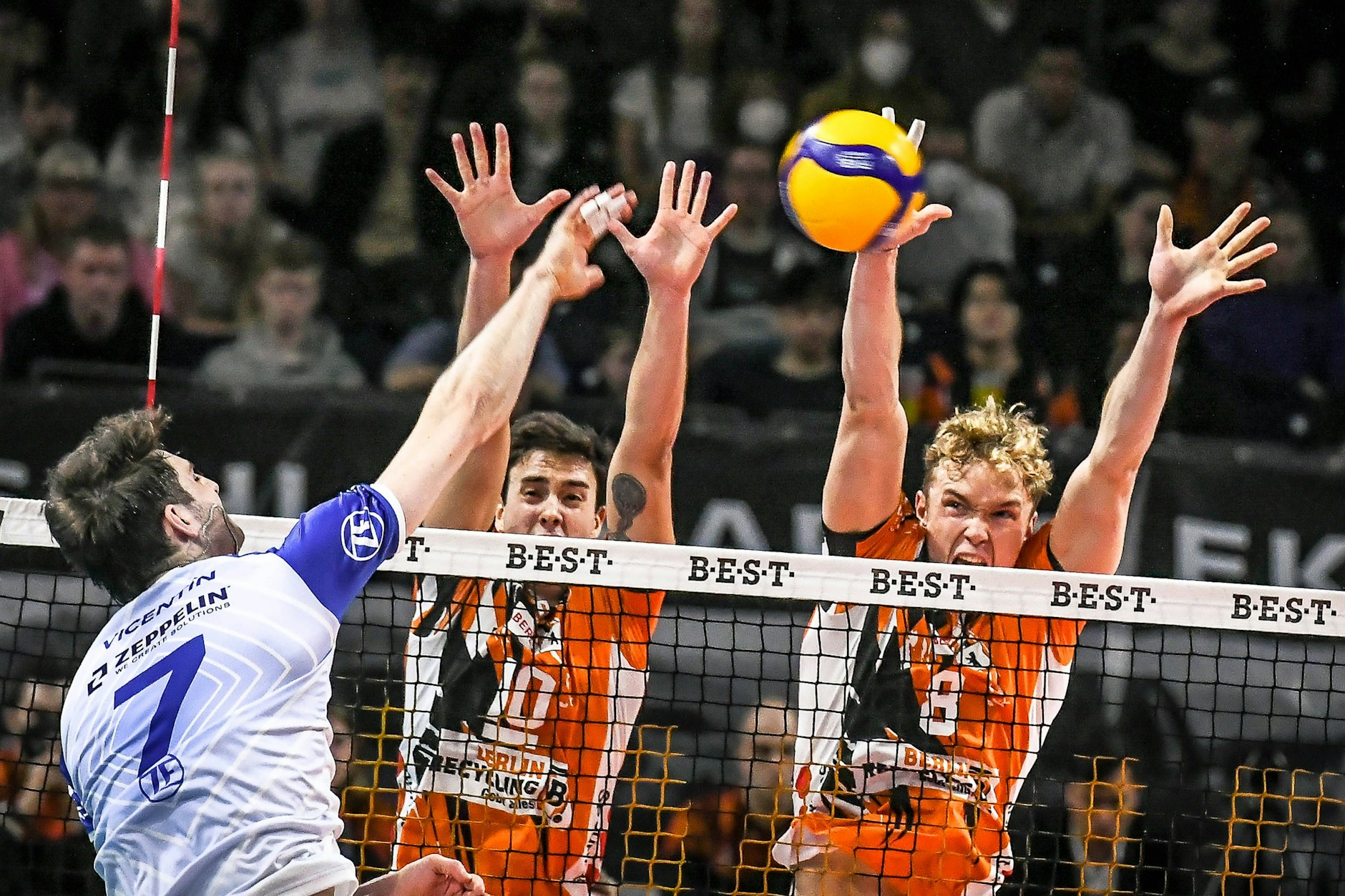 Die Berlin Volleys gewinnen ihren Heimauftakt gegen Friedrichshafen