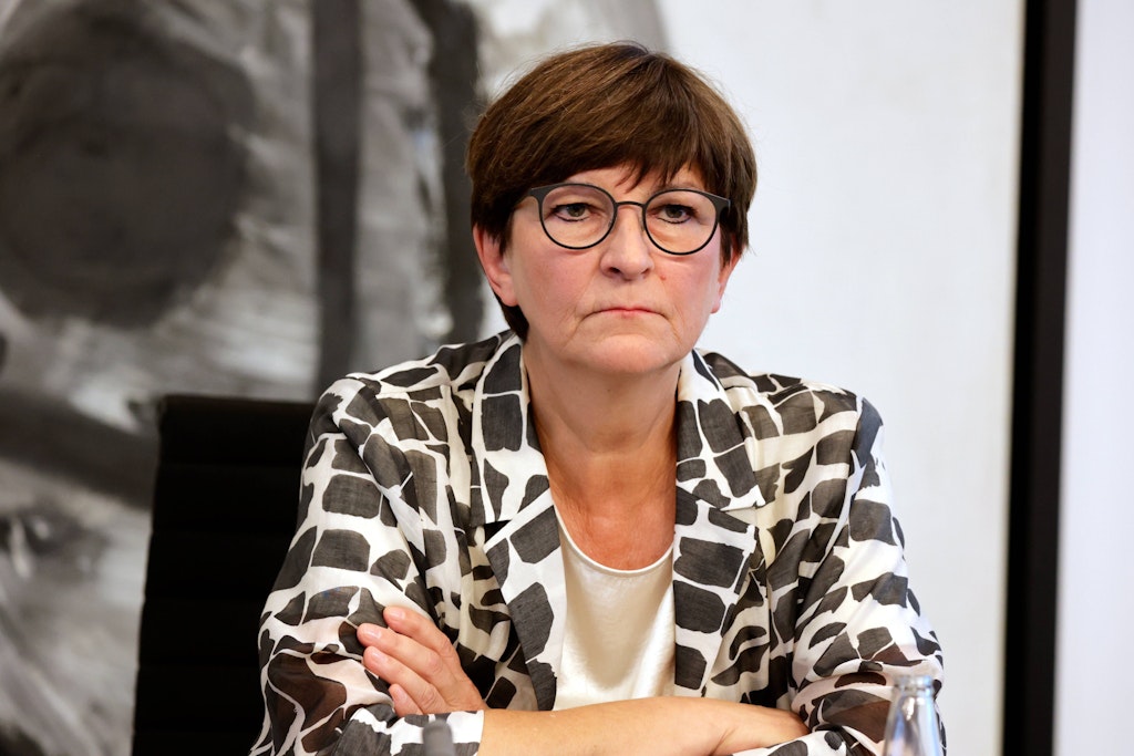 Brand in Flüchtlingsunterkunft: Esken macht Merz mitverantwortlich