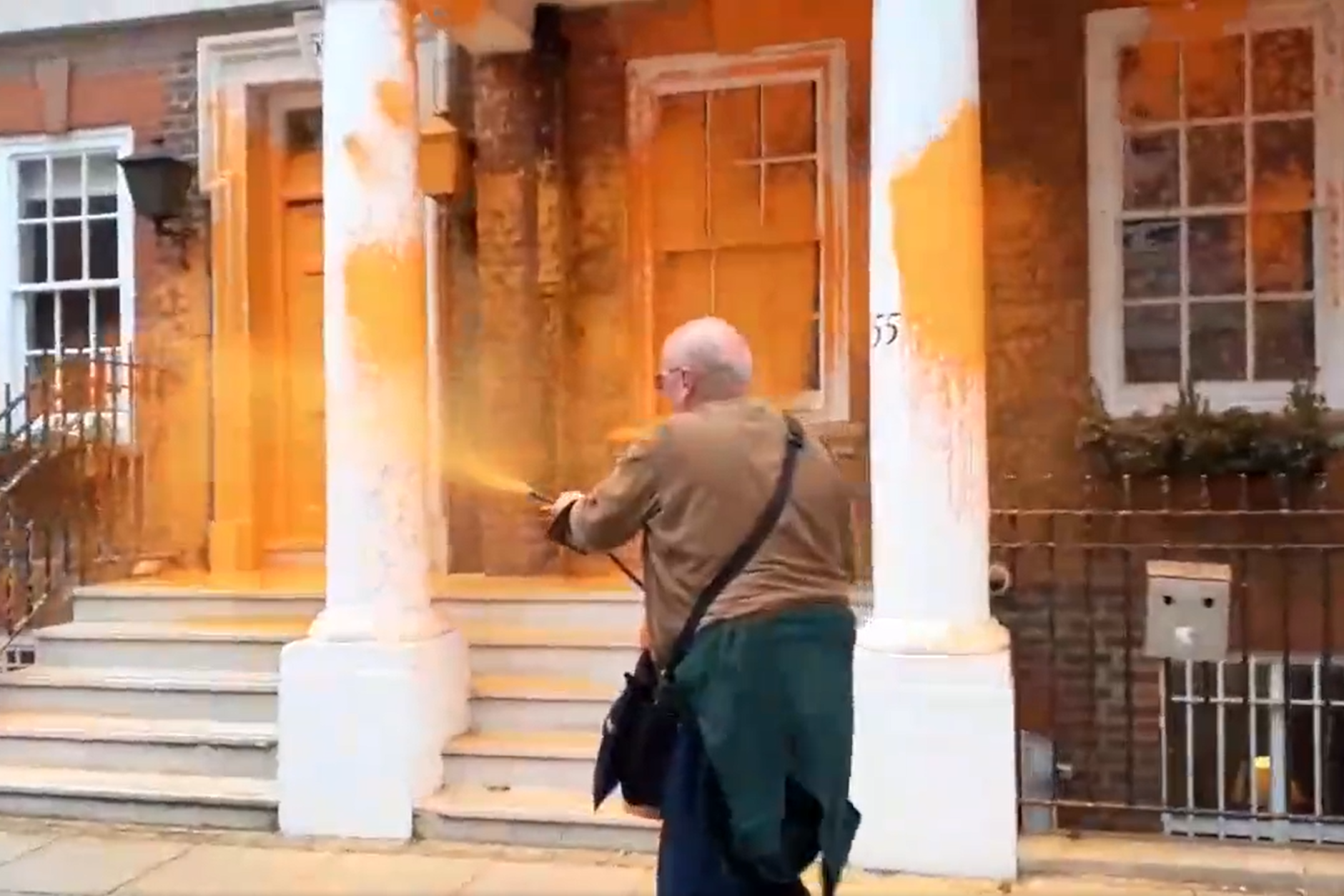 London: Klima-Aktivisten besprühen Lobbyisten-Haus mit Farbe