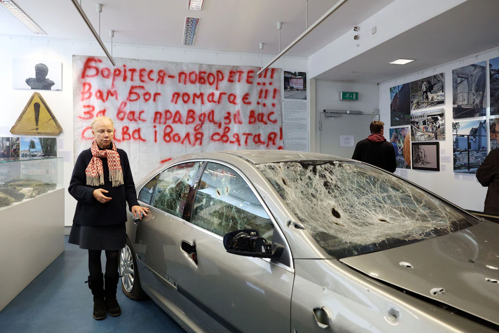 Ukraine-Krieg: Ein beschossenes Auto aus Butscha steht jetzt in Berlin