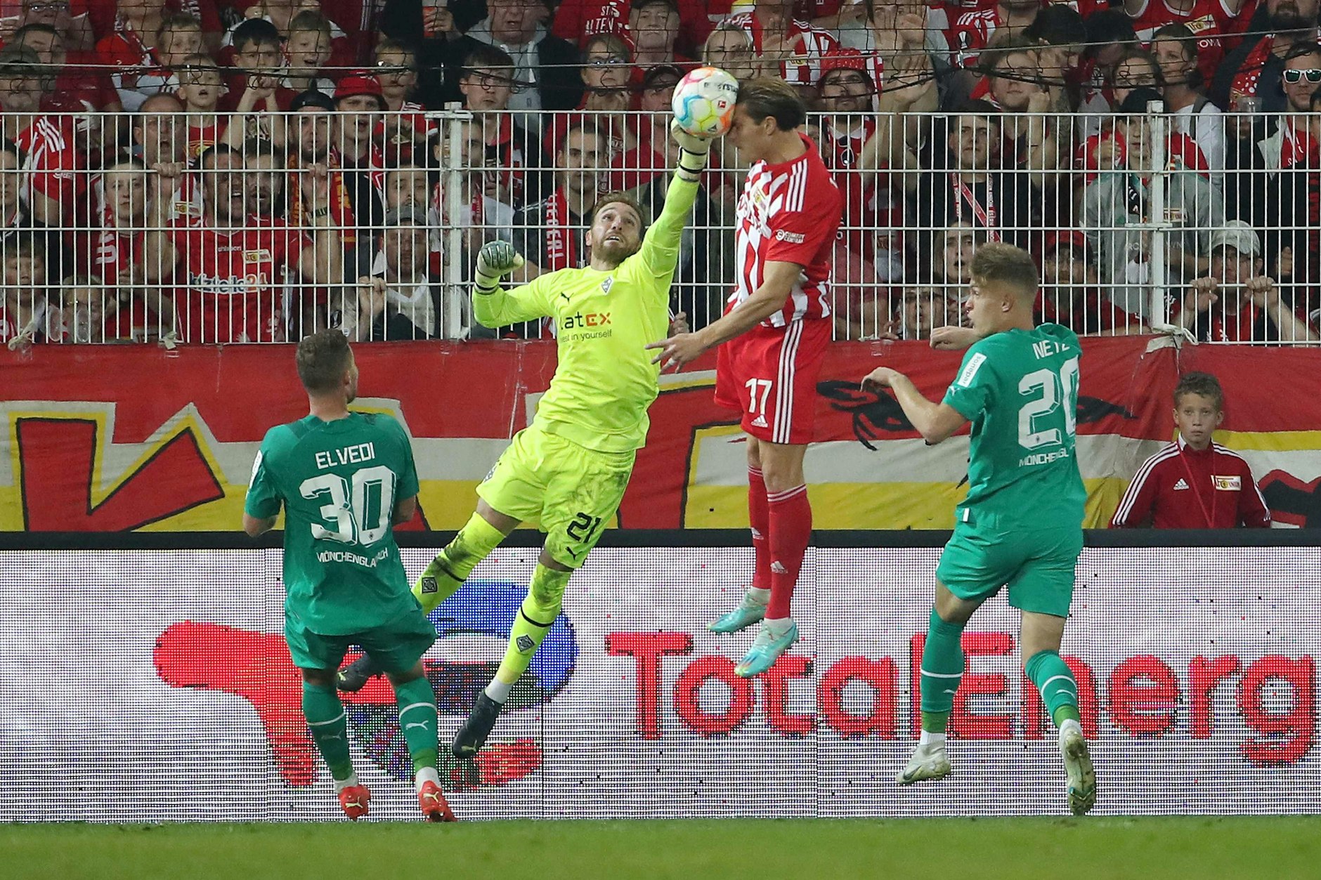 2:1 gegen Borussia Mönchengladbach nach Treffern von Kevin Behrens und ...