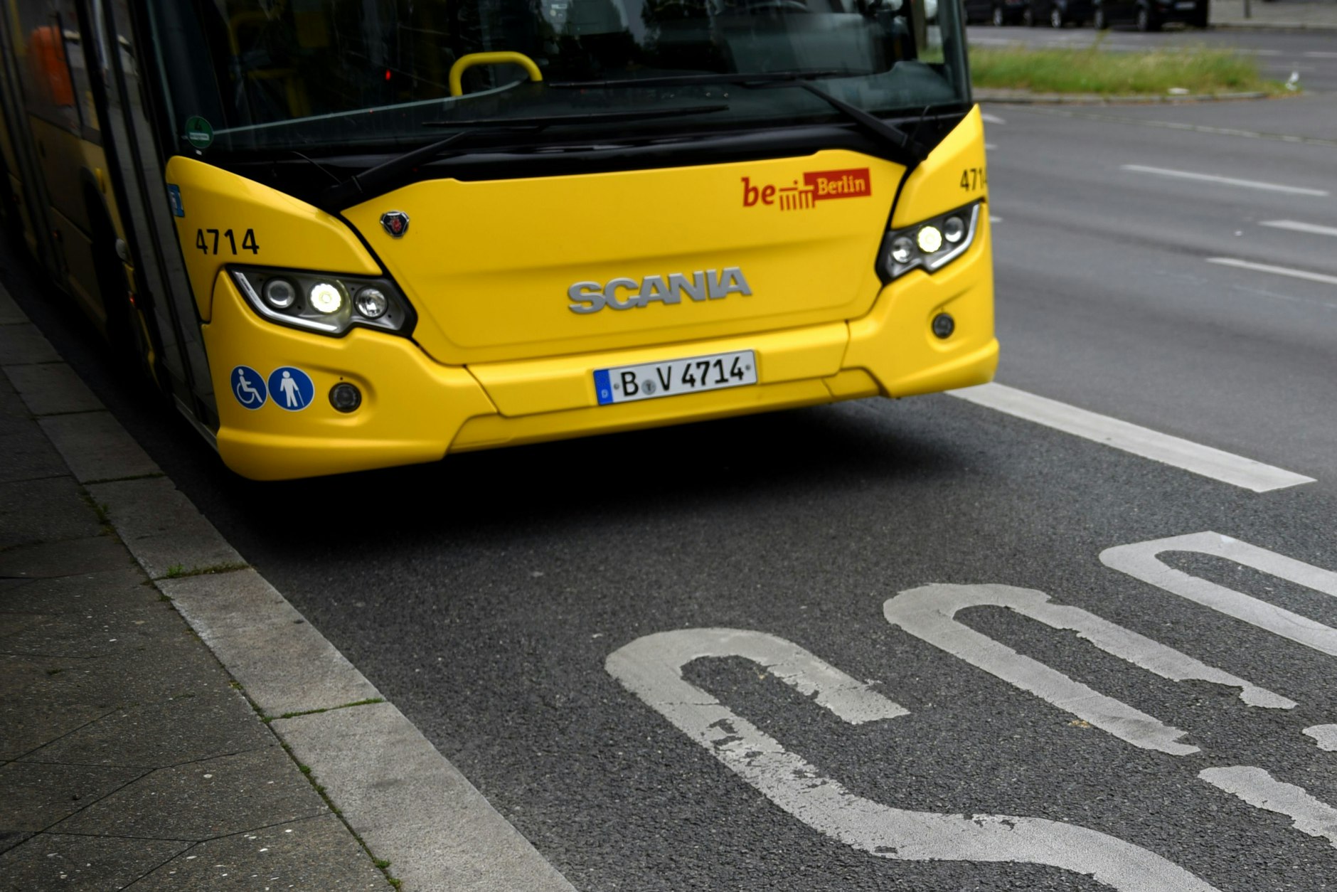 Neukölln: BVG-Bus kracht gegen Laterne – Verletzte