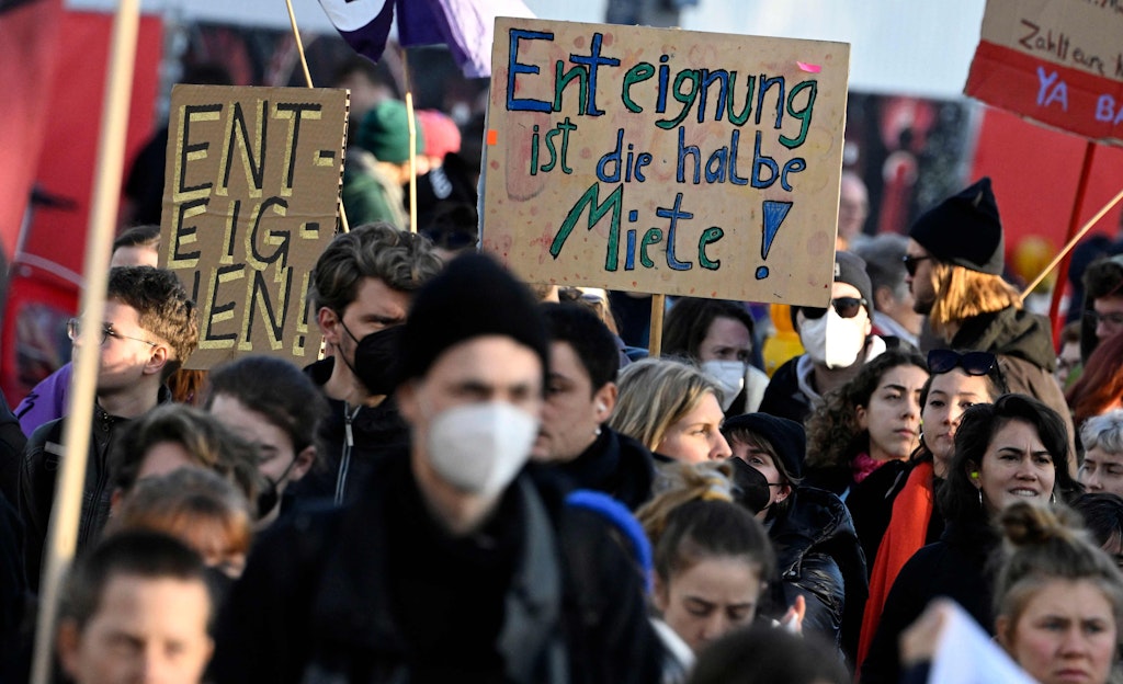„Umverteilen“-Demo in Berlin: Farbbeutel fliegen auf SPD-Zentrale