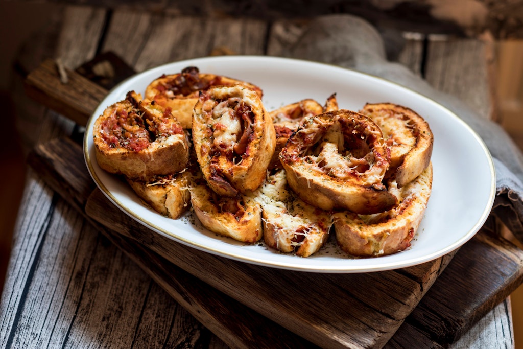 Locker und extrafluffig: Geniales Rezept für gerollte Pizzabrötchen ...