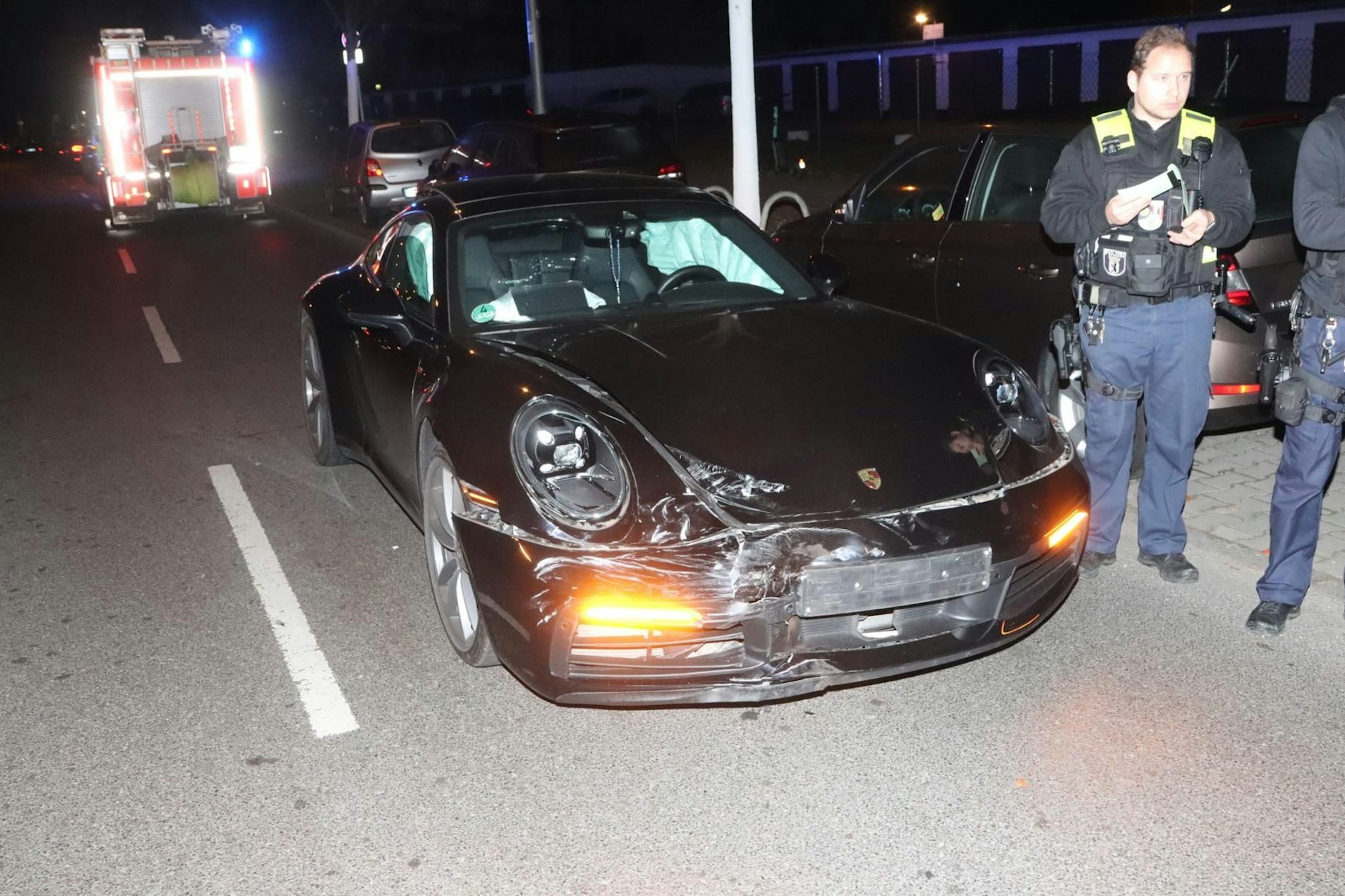 Raser-Unfälle in Berlin: Betrunkener Autofahrer überschlägt sich am Kudamm