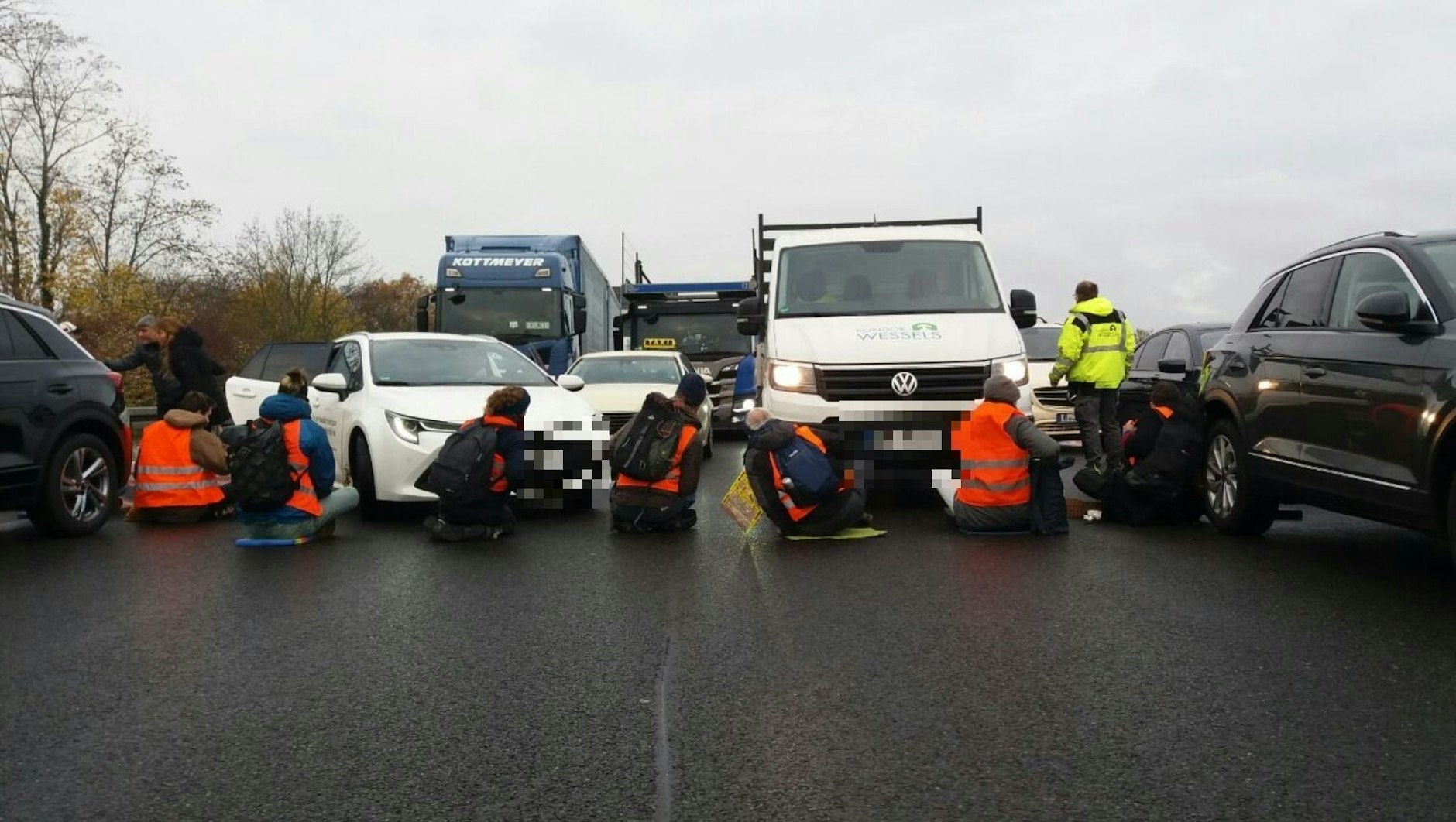Auffahrunfall im Stau: „Letzte Generation“ blockiert Zufahrt zum ...