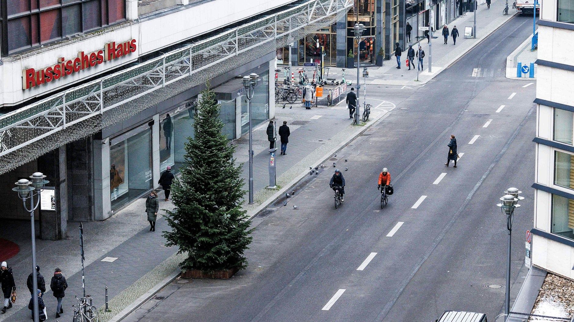Die neue, alte Friedrichstraße: Seit Mittwoch haben Autos wieder freie Fahrt
