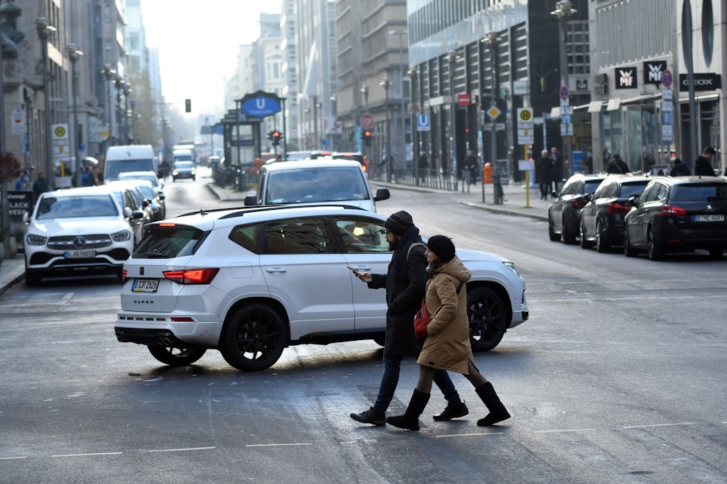 Die neue, alte Friedrichstraße: Seit Mittwoch haben Autos wieder freie Fahrt