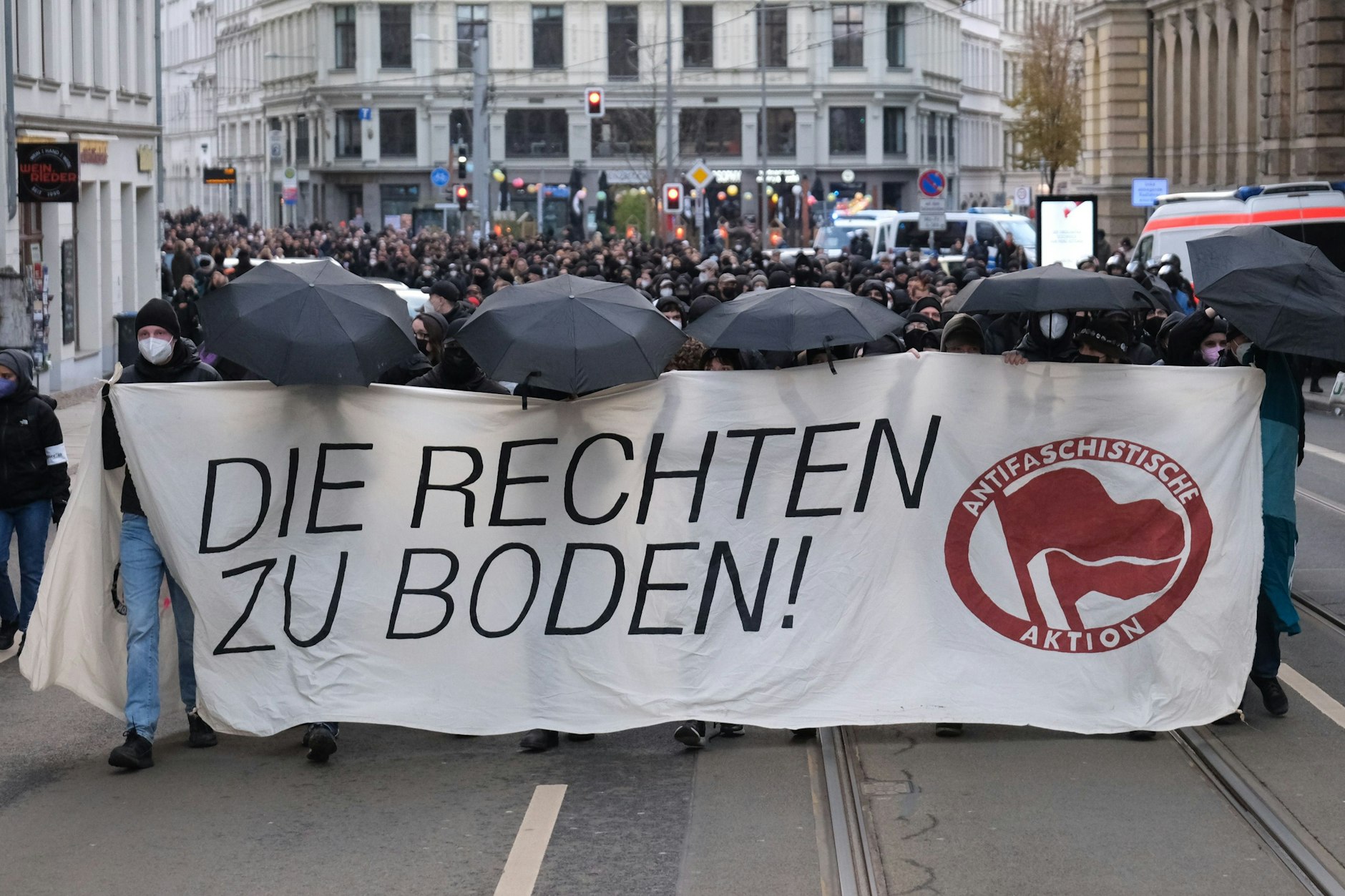 Leipzig: Mehr als 1000 Menschen stellen sich rechter Demo in den Weg