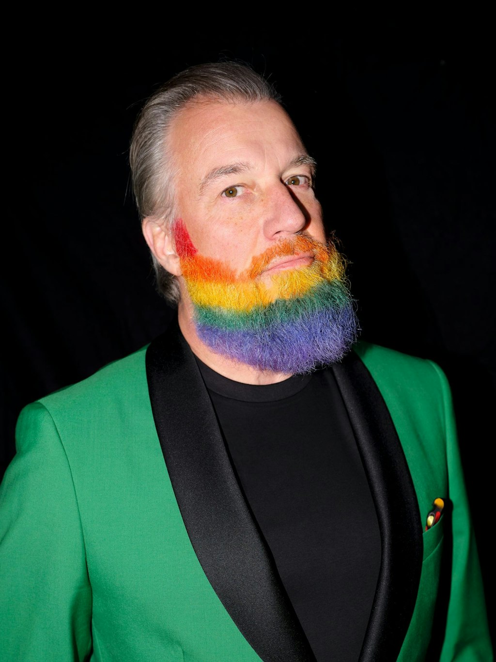 Sänger Marc Marshall trägt jetzt Regenbogenbart