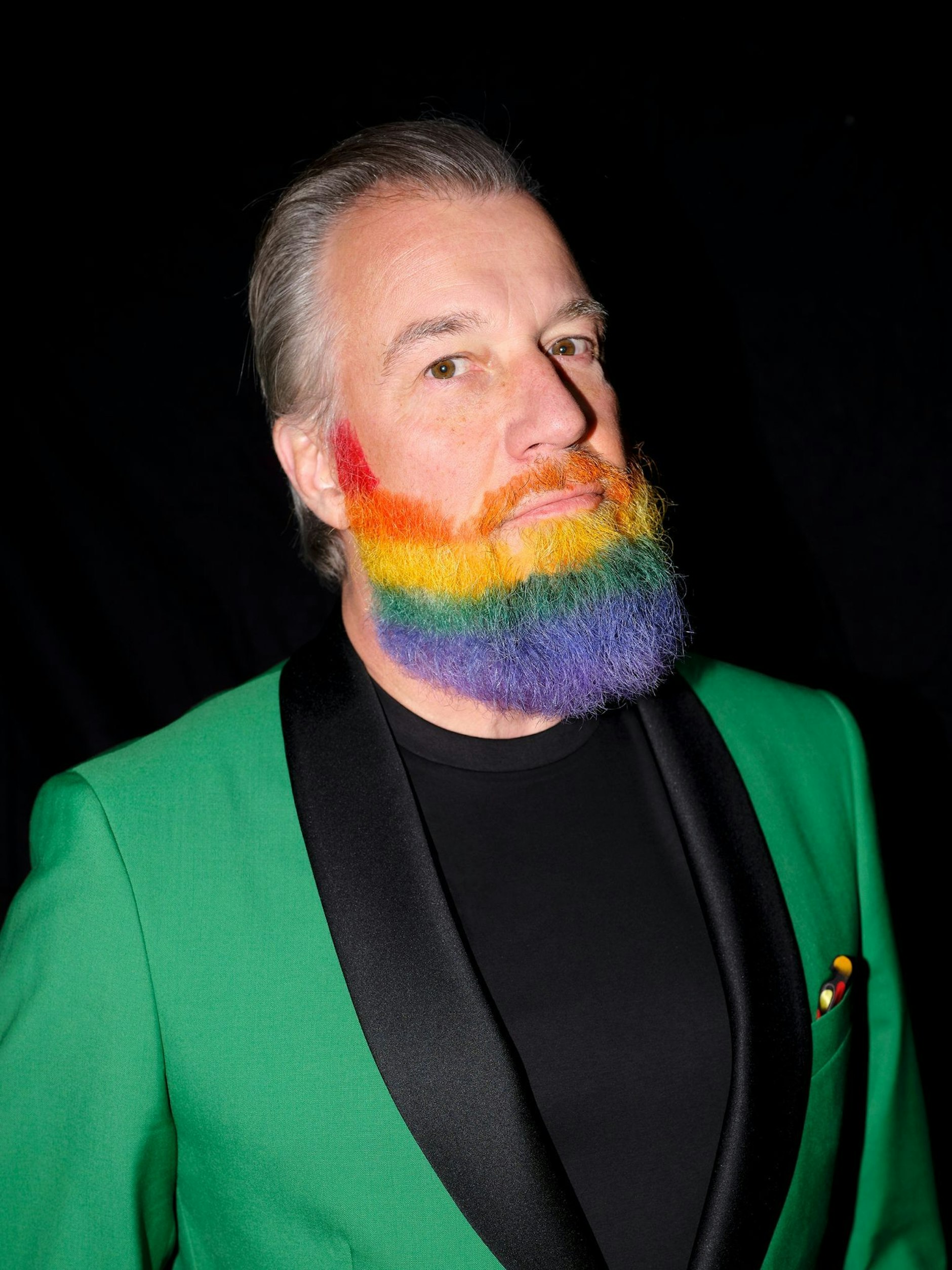 Sänger Marc Marshall trägt jetzt Regenbogenbart