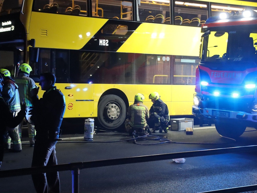 Berlin: Zwei Jugendliche unter BVG-Bus eingeklemmt, 15-Jährige stirbt