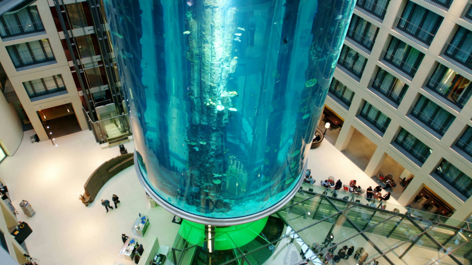 UPDATE! +++ Mit Video! Riesen-Aquarium Aquadom zerschellt +++ 1000 ...