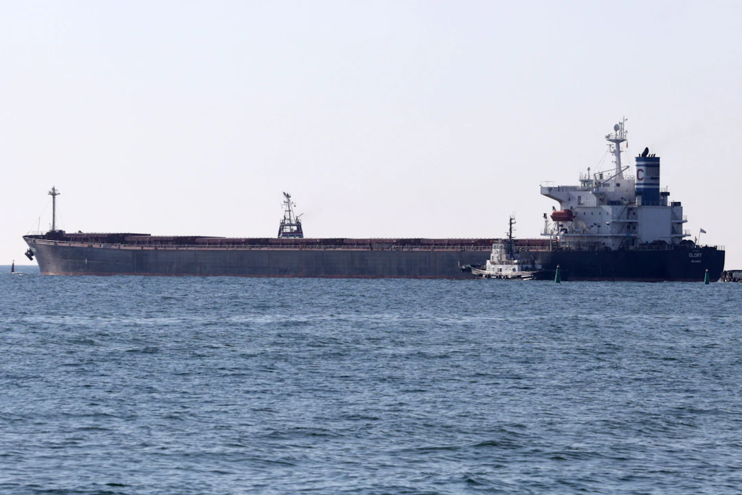 Frachtschiff „M/V Glory“ läuft im Suezkanal auf Grund