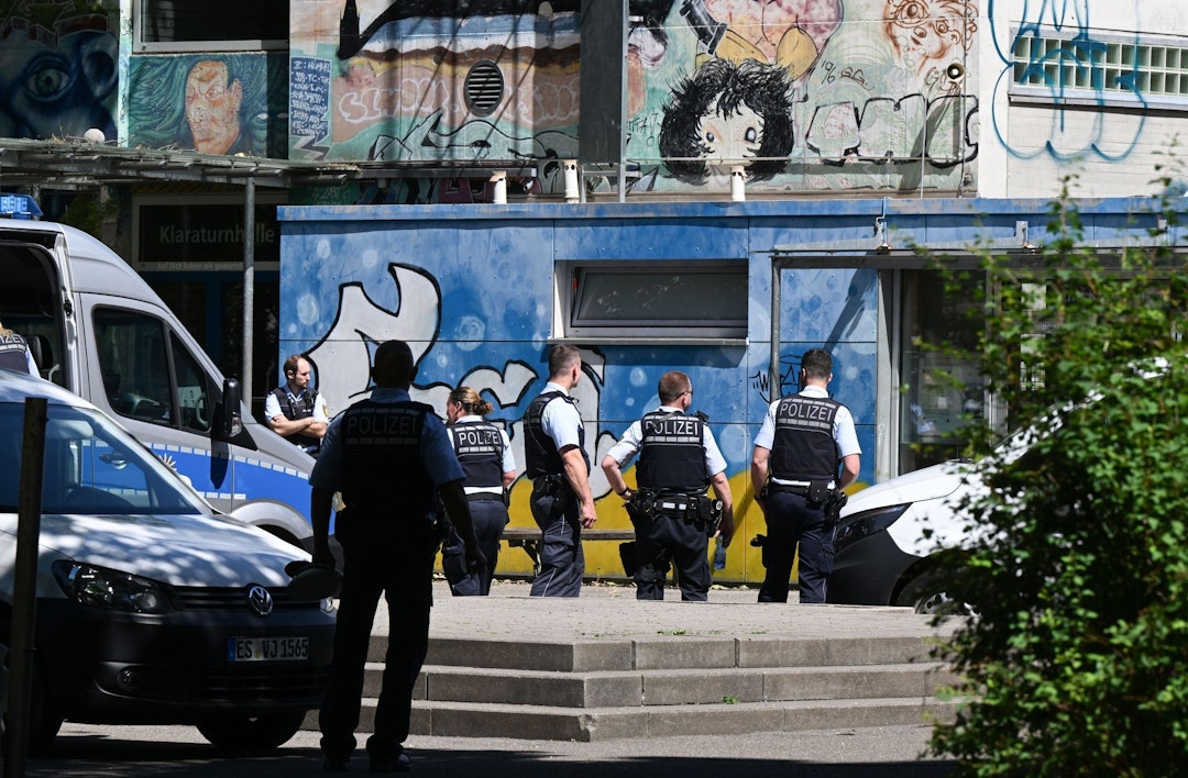 Blutbad an Grundschule: Mann (25) sticht auf Mädchen (7) ein – und ...