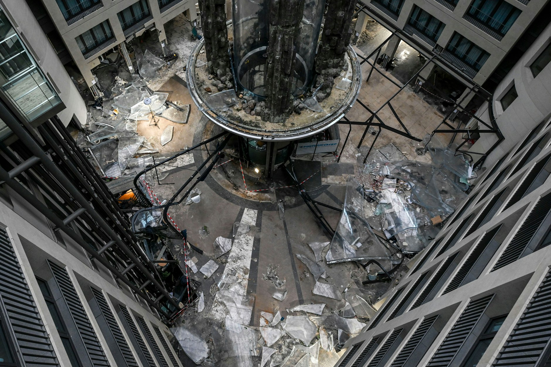 Aquadom: Teile des zerstörten Zylinders aus Hotellobby geholt