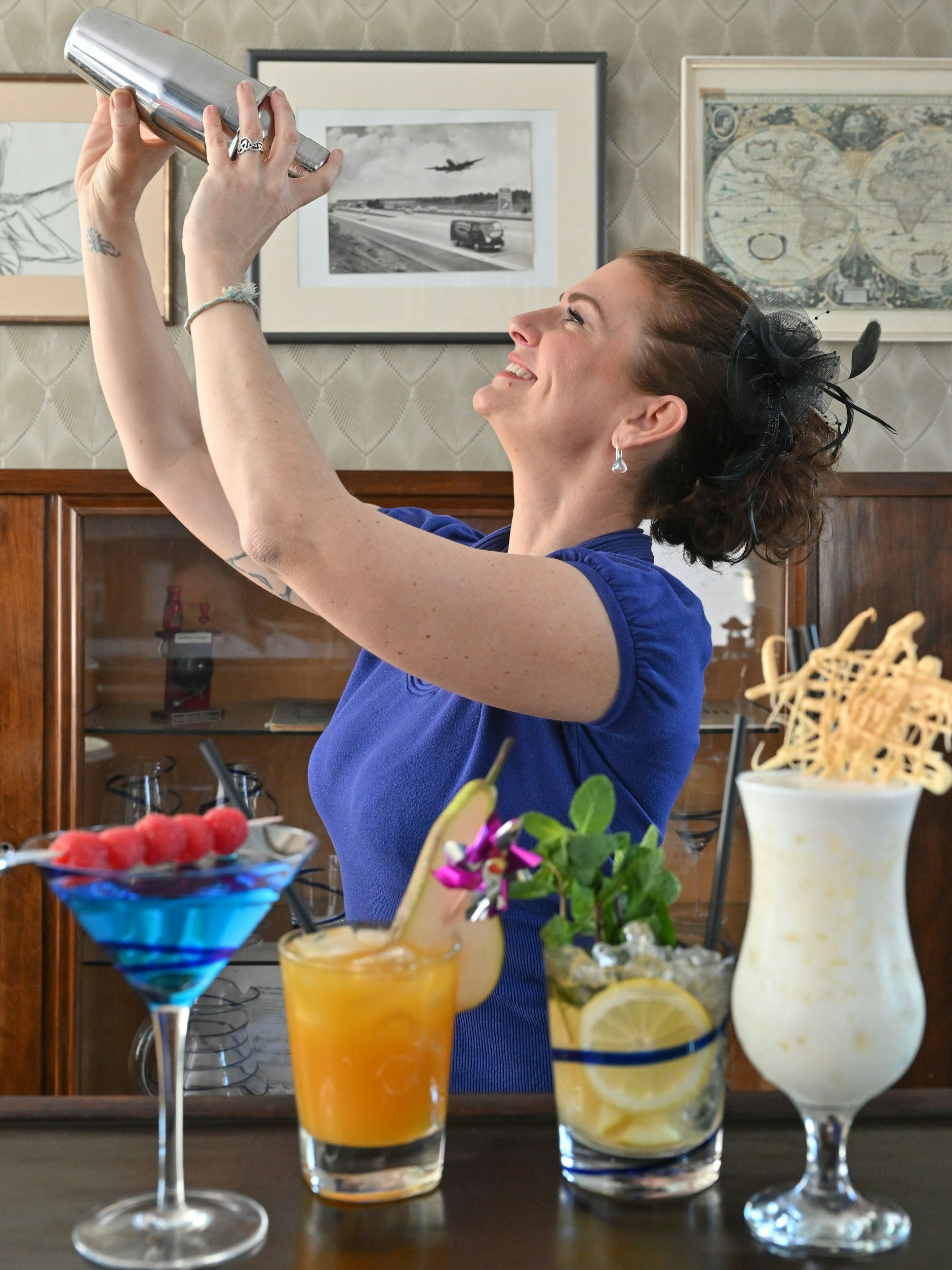 Echte Handarbeit: Diese Mixerin kommt mit ihrer Cocktailbar zu Ihnen nach Hause!