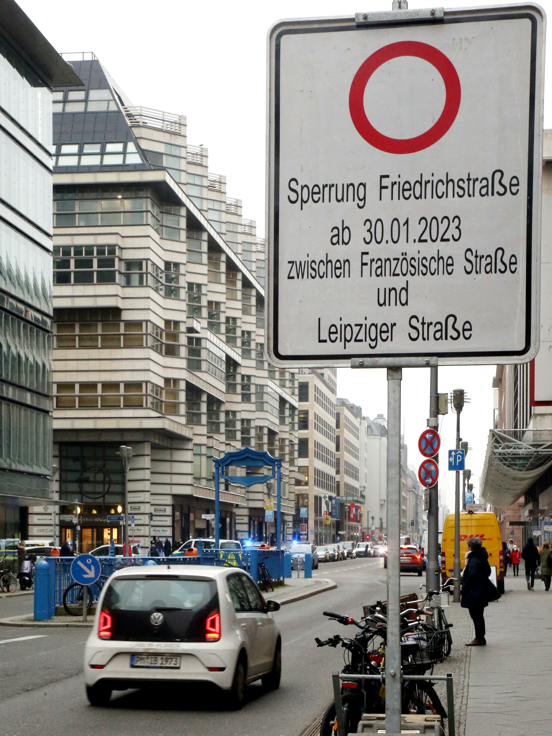 Autos müssen draußen bleiben: Ein Teil der Friedrichstraße ist seit Montagmorgen wieder dicht ...