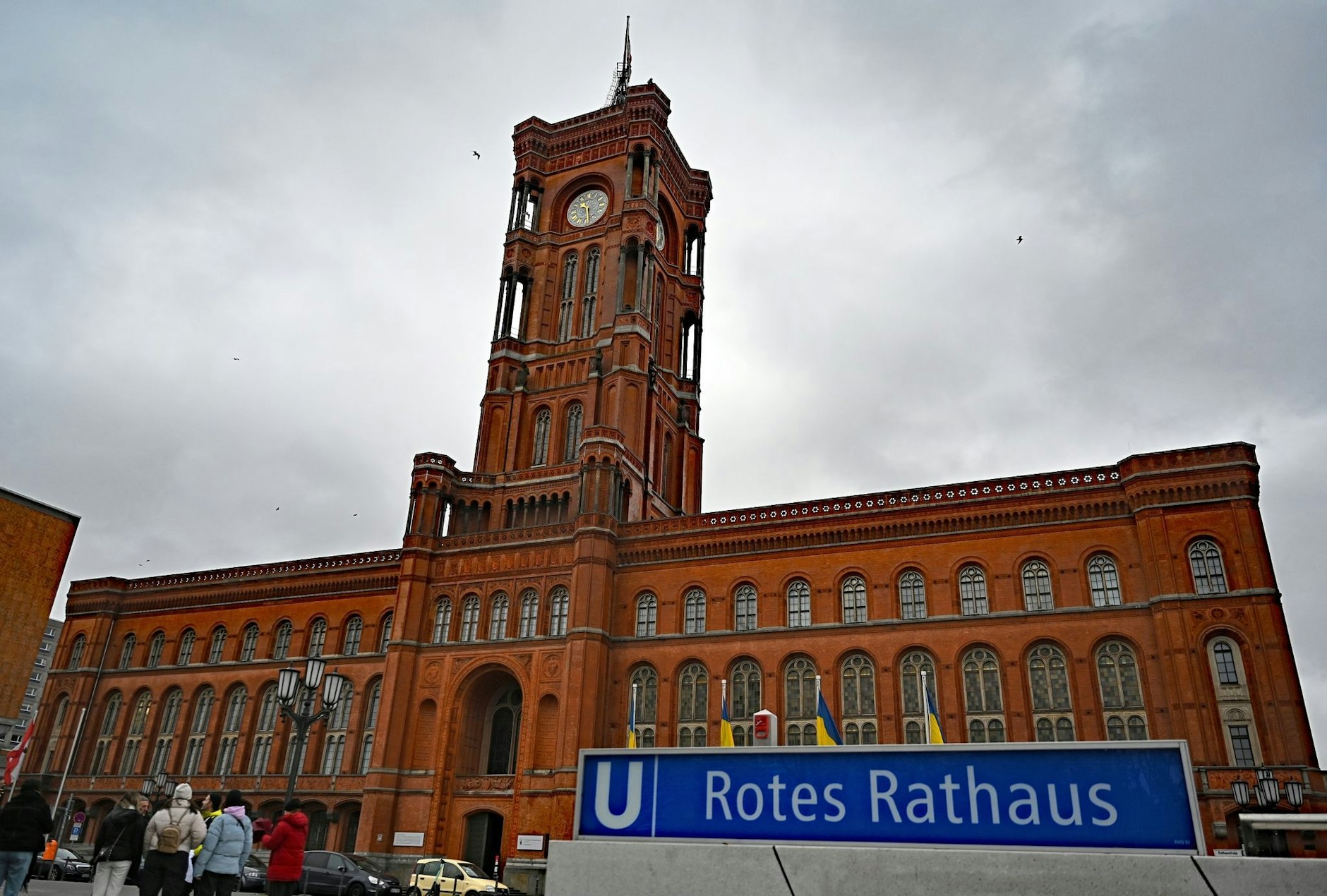 Trauerbeflaggung in Berlin nach Erdbebenkatastrophe