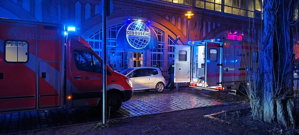 Berlin-Friedrichshain: Partygängerin kollabiert auf Tanzfläche