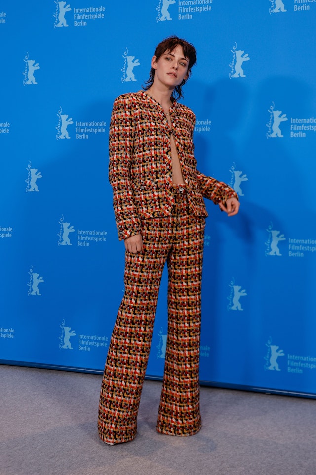 Schlagfertig und mit Schlaghose: Jury-Chefin Kristen Stewart in Berlin eingesegelt. SO will sie ...