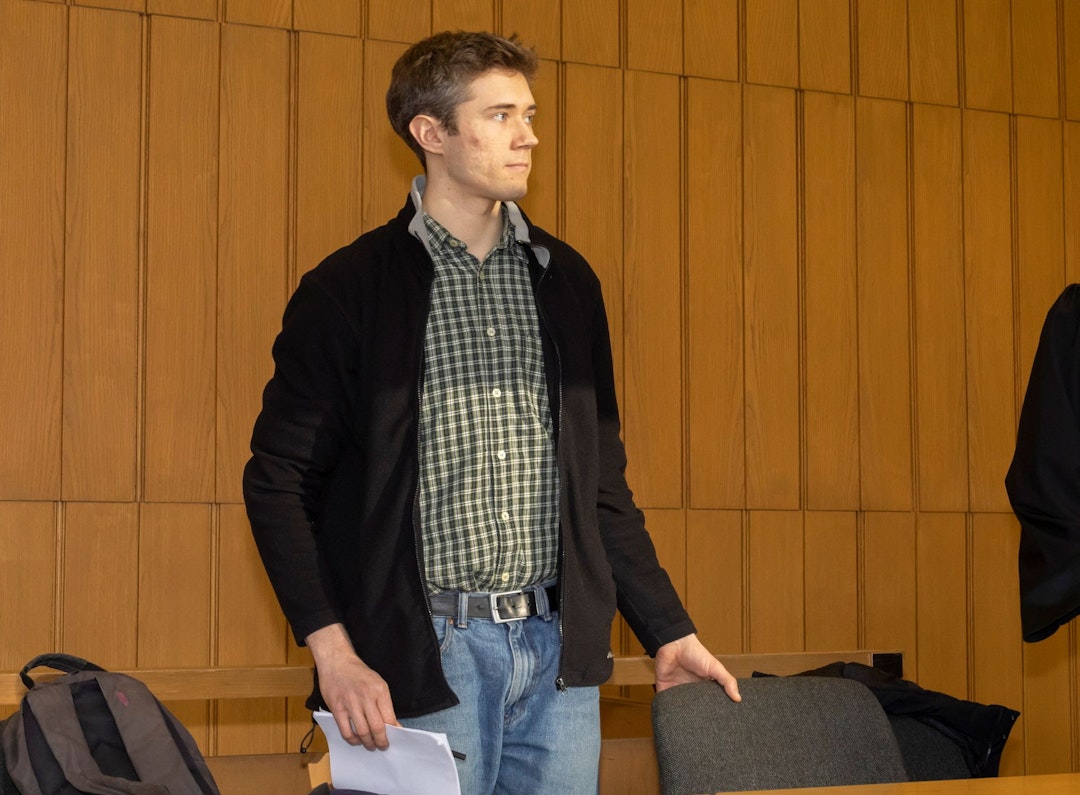 Berlin: Letzte Generation-Aktivist klebt sich an Anklagebank (Video)