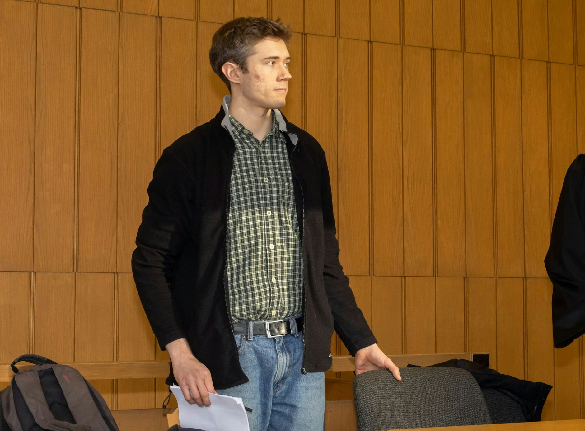 Berlin: Letzte Generation-Aktivist klebt sich an Anklagebank (Video)