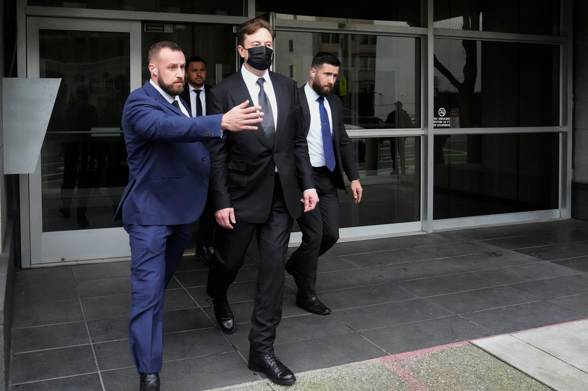 Twitter-Paranoia: Elon Musk lässt sich von Bodyguards sogar aufs Klo ...