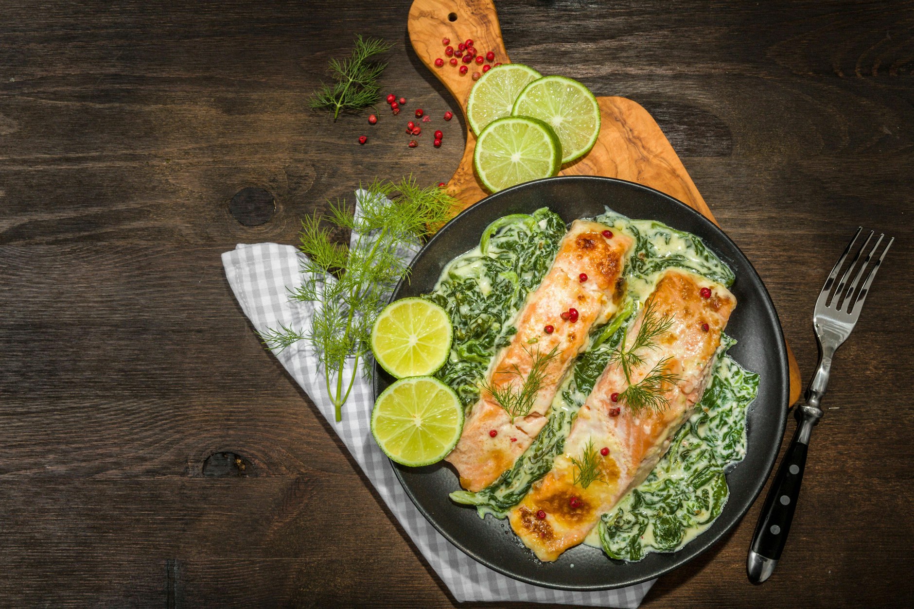 Geniales Rezept für Lachs in Spinat-Sahne-Soße: Fisch frisch auf den Tisch