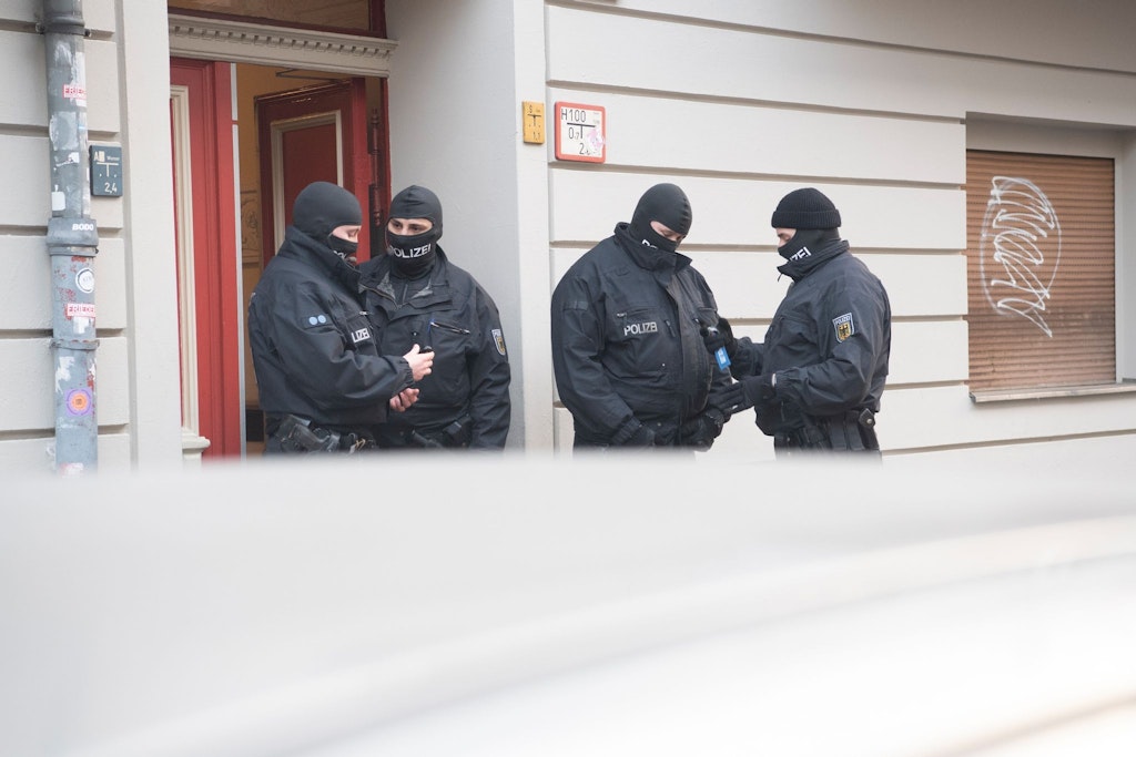 Razzia gegen Schleuserbande: Polizei und GSG 9 im Einsatz