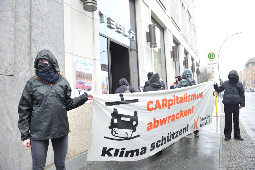Protest in Berlin: Vermummte stürmen in Berlin zu einer Tesla-Filiale